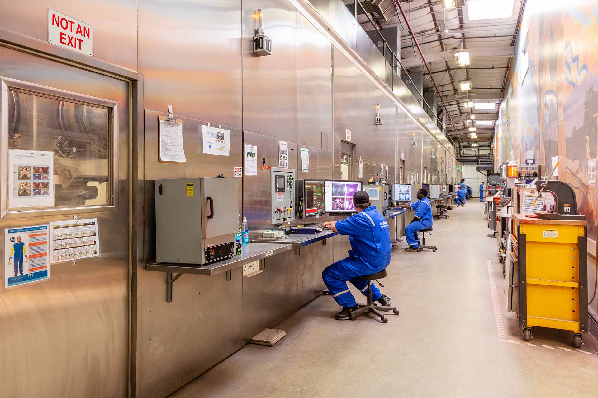 Diamond buttons and diamond inserts for the mining industry | SLB